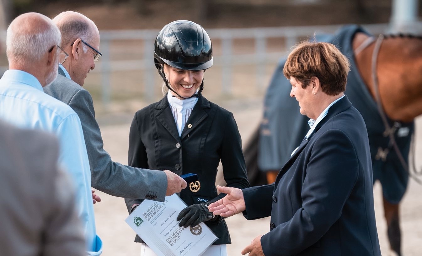 Goldenes Reitabzeichen für Anaïs Neumann – Vielseitigkeitssport Deutschland